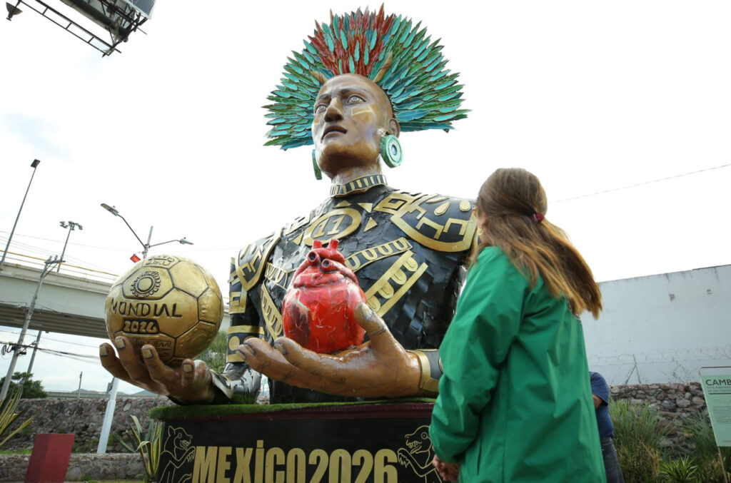 Ecatepec impulsa ambiente mundialista con esculturas y actividades ...